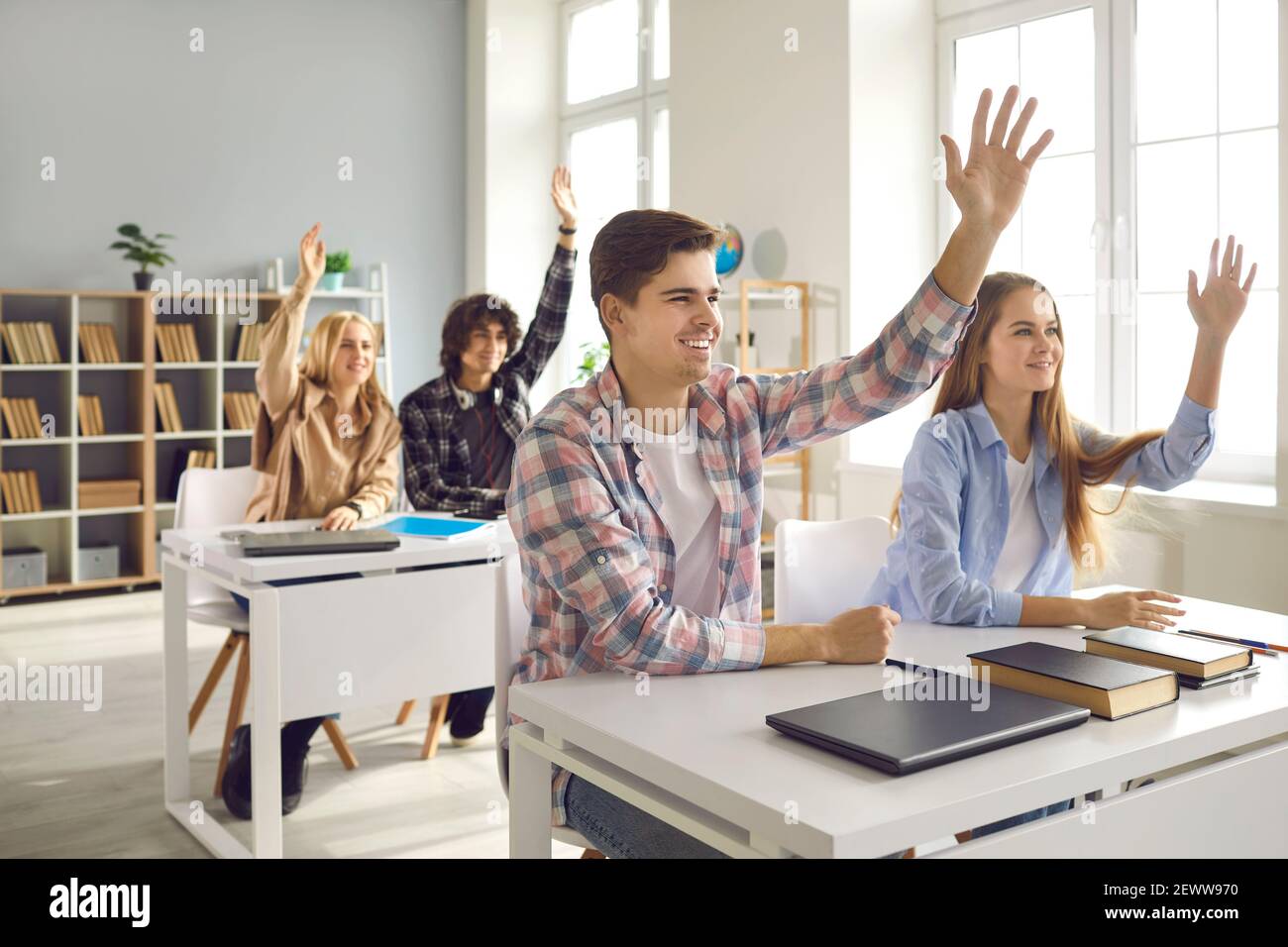 Girl raise hand classroom hi-res stock photography and images - Alamy