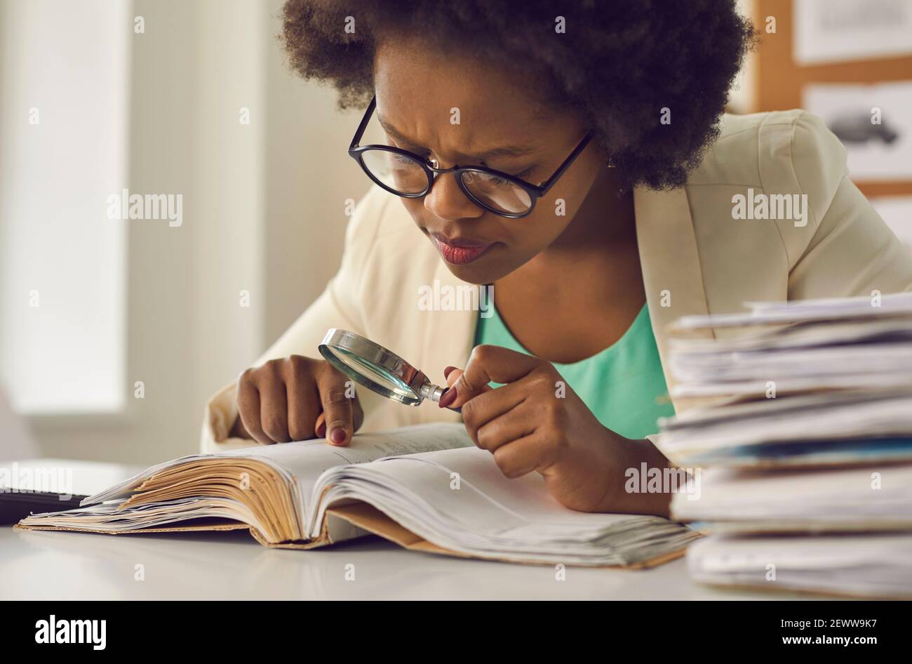 Magnifying glass document hi-res stock photography and images - Alamy