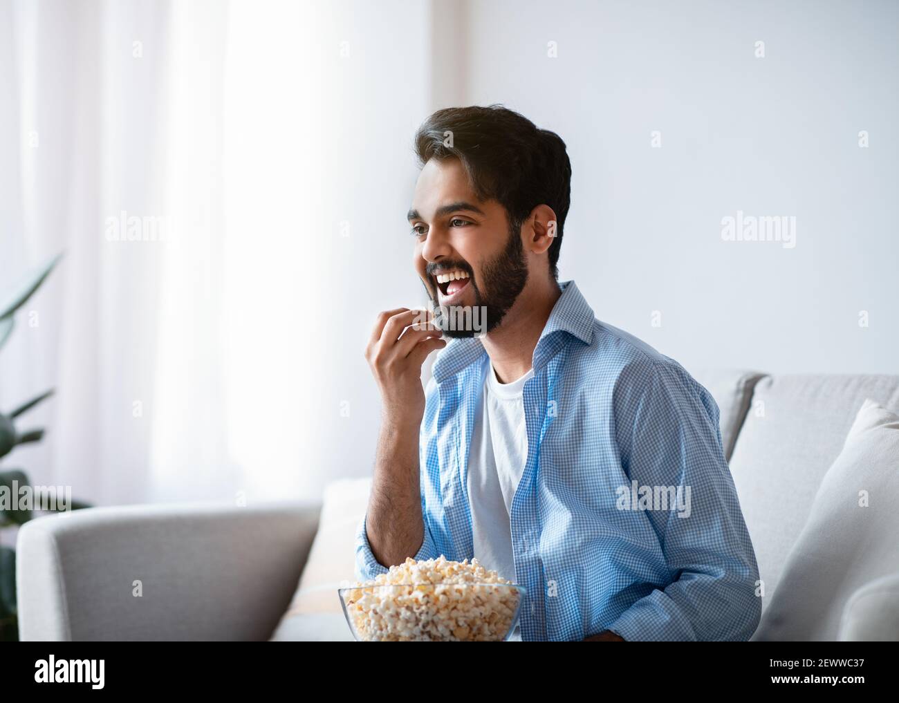 Eating watching tv man hi-res stock photography and images - Alamy
