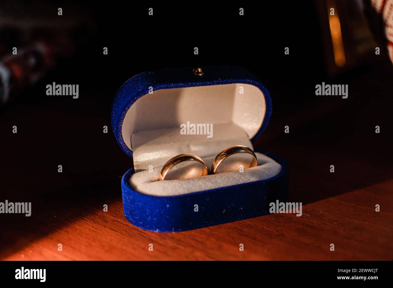 Pair of wedding rings in a blue box Stock Photo - Alamy