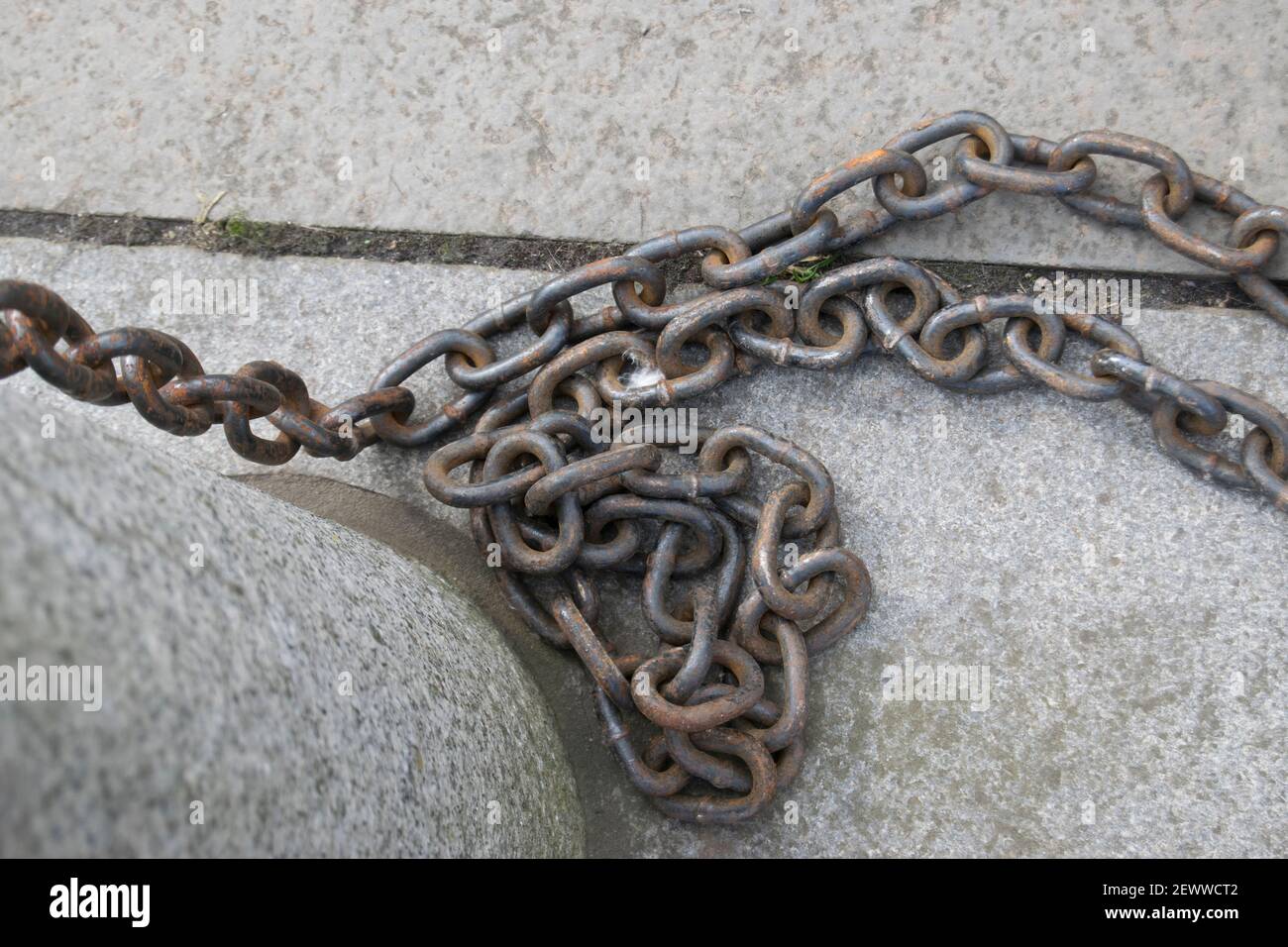 Steel chain links anchor hi-res stock photography and images - Alamy
