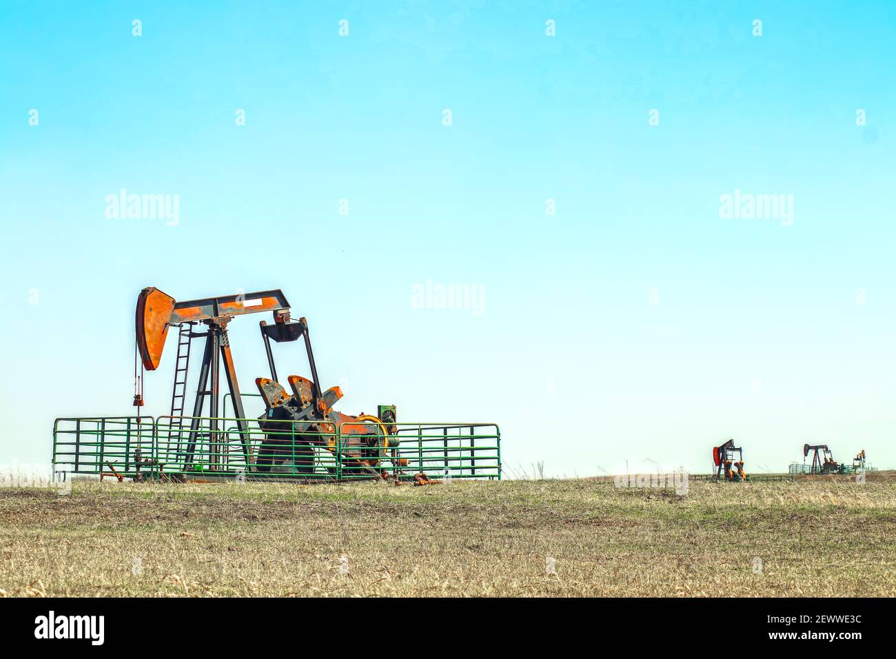 Two pump jack oil hi-res stock photography and images - Alamy