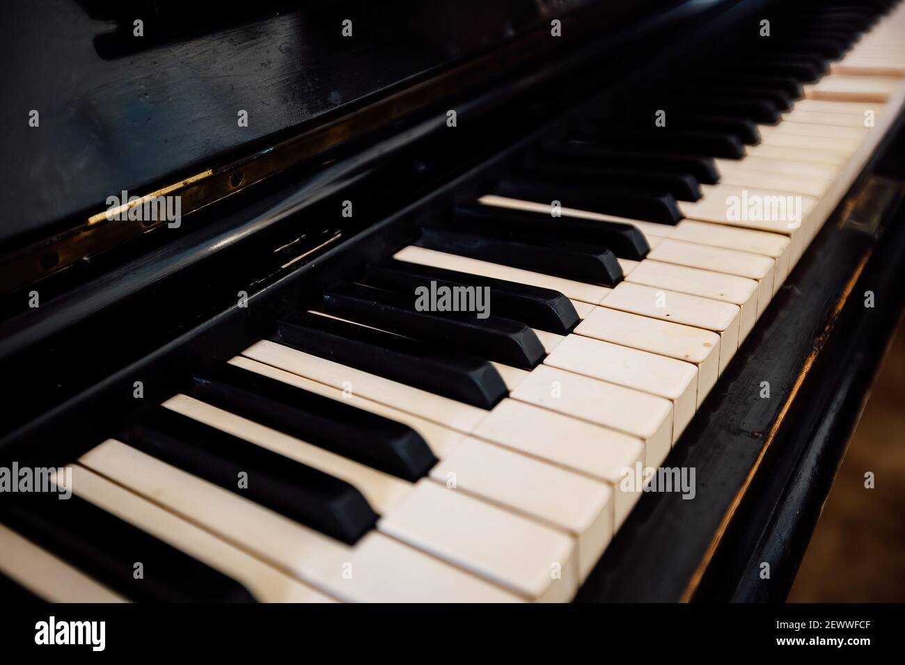 Old vintage piano keyboard. Close up view Stock Photo - Alamy