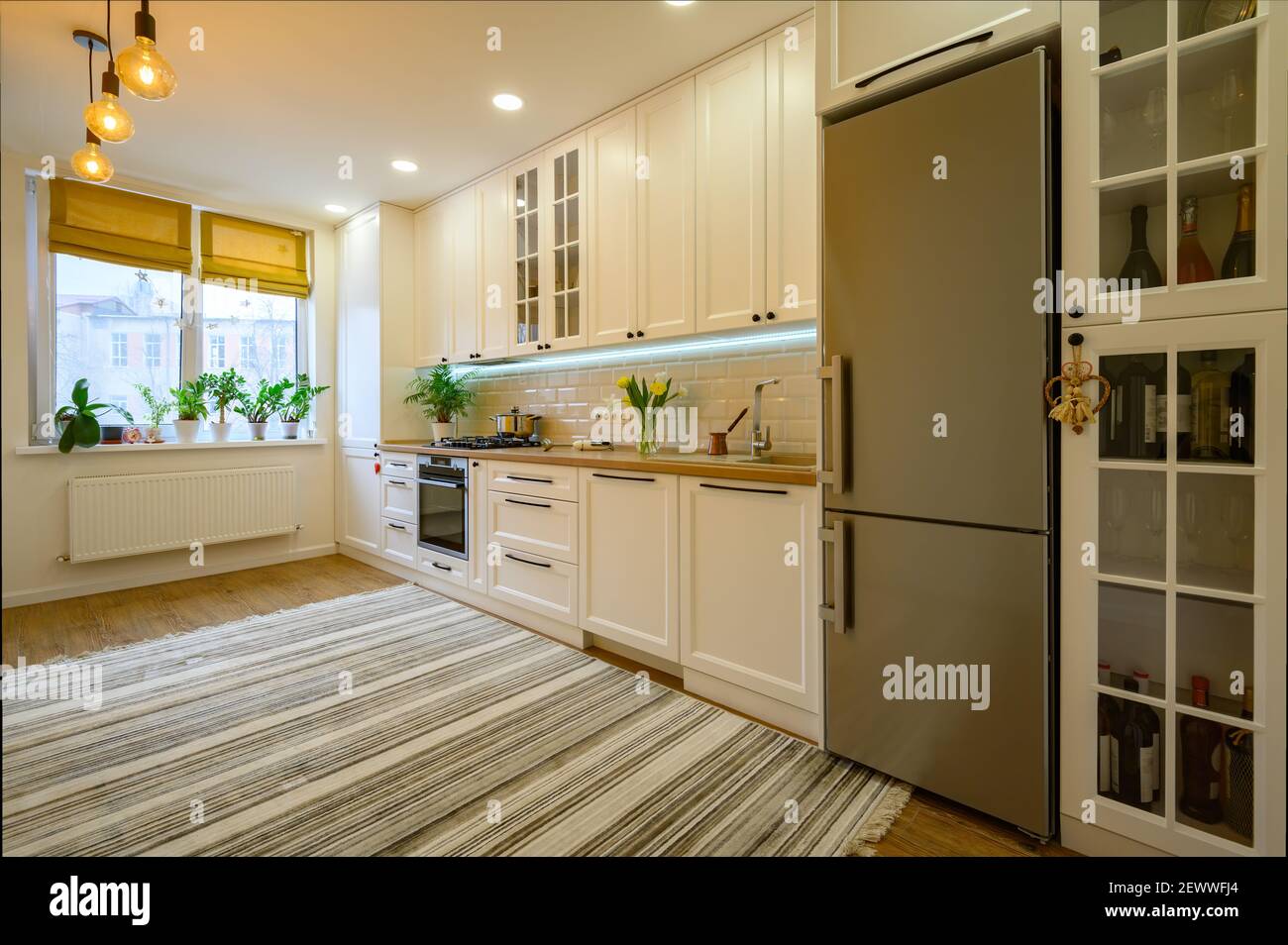 Cozy modern kitchen interior Stock Photo - Alamy