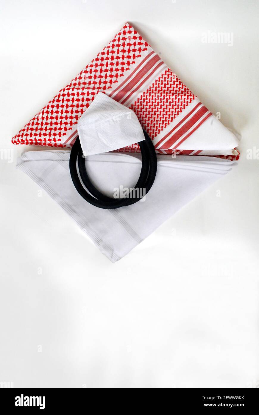 Arabic traditional clothing accessories Shemagh, white Ghutrah, Agal ...
