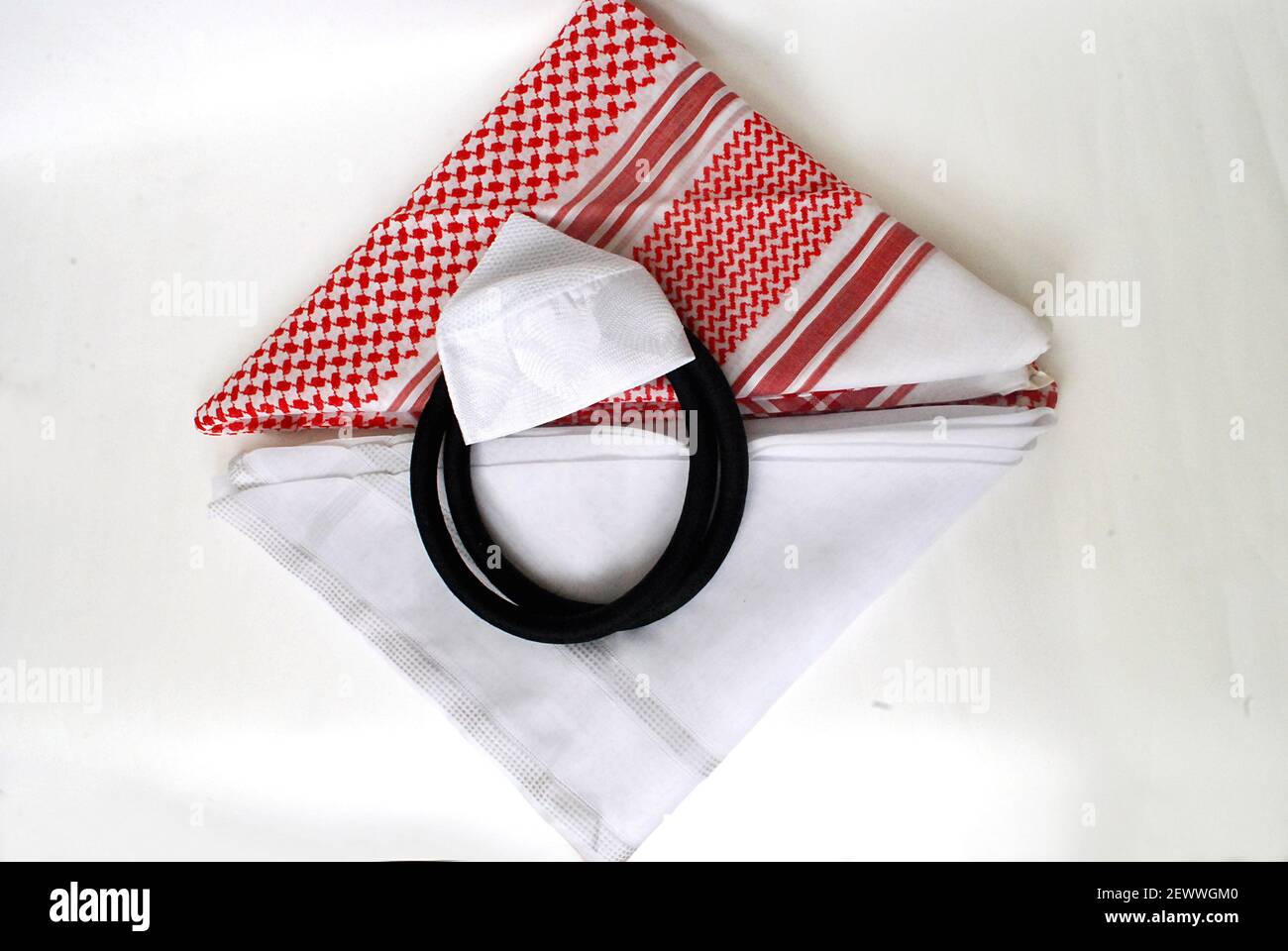 Arabic traditional clothing accessories Shemagh, white Ghutrah, Agal ...
