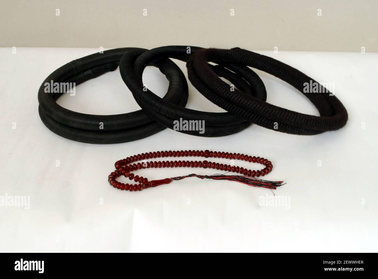 middle east Arabic traditional clothing accessories Agal and Islamic ...