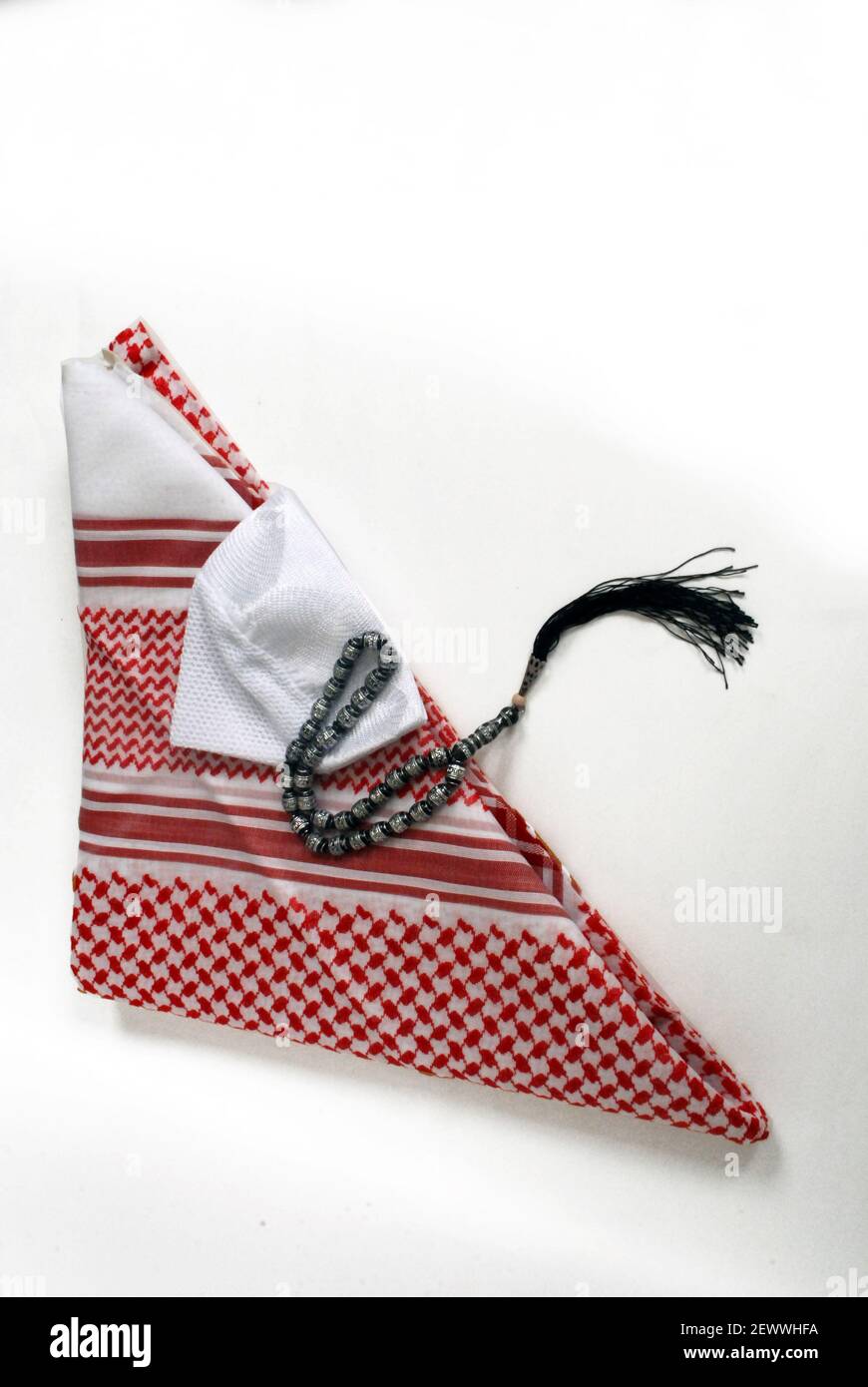 Saudi arabia ghutra desert hi-res stock photography and images - Alamy