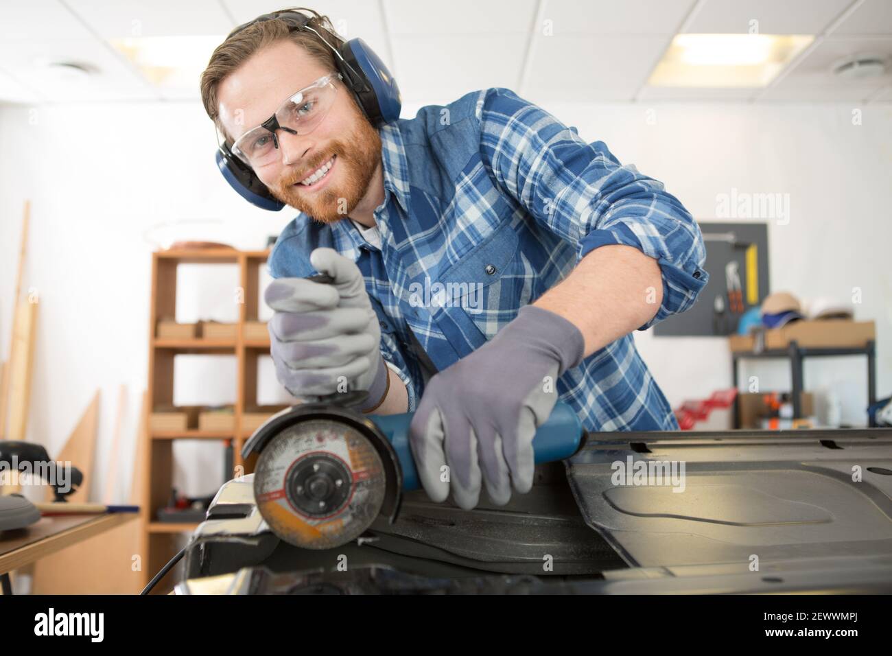 Male mechanic using angle hi-res stock photography and images - Alamy