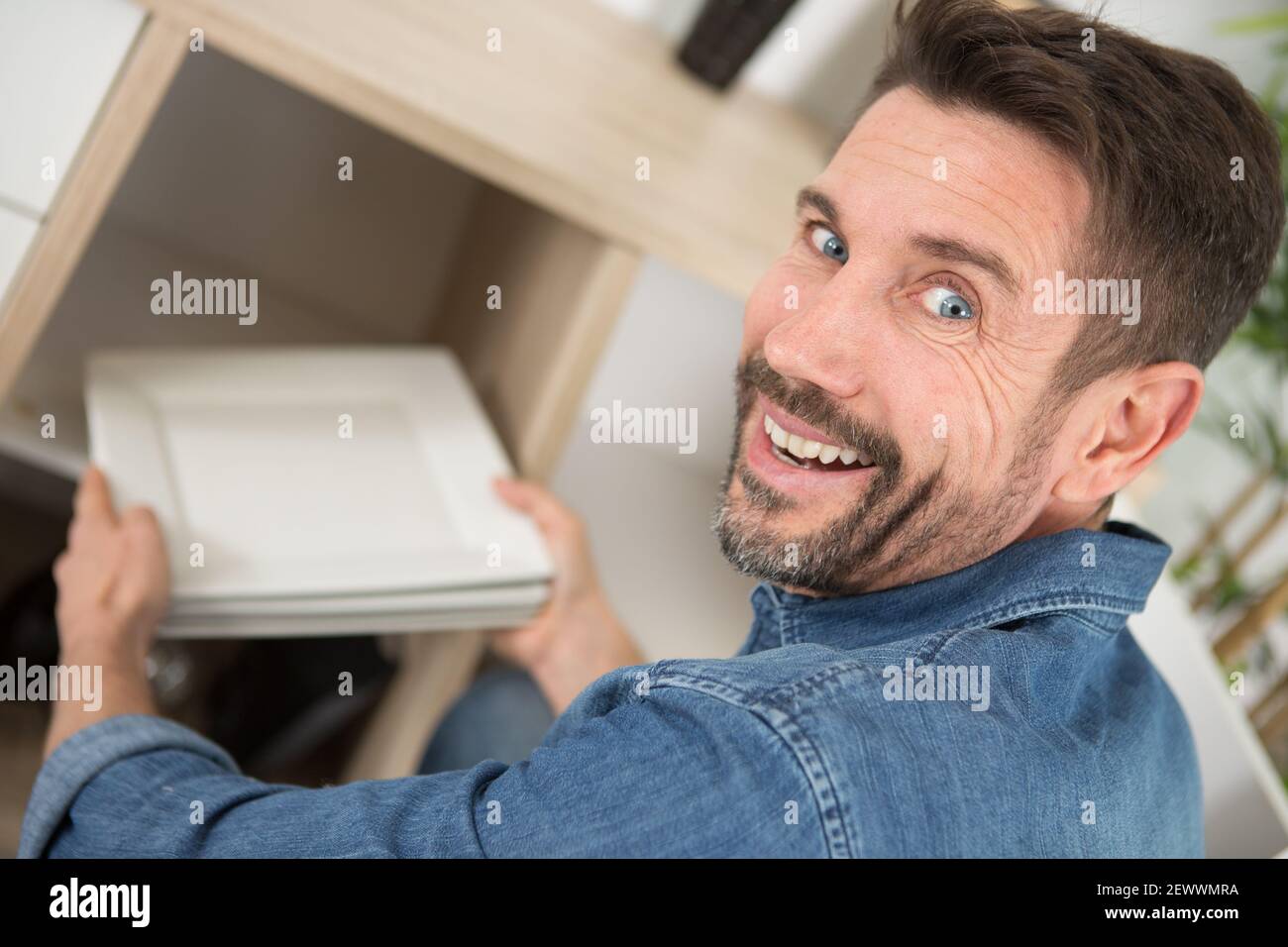 Putting plates away hi-res stock photography and images - Alamy