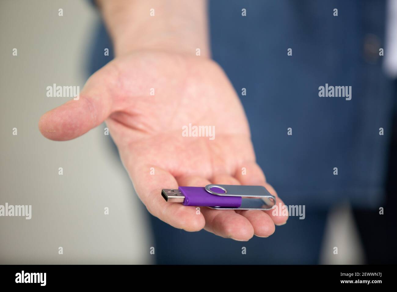 mans hand holding flash drive Stock Photo - Alamy