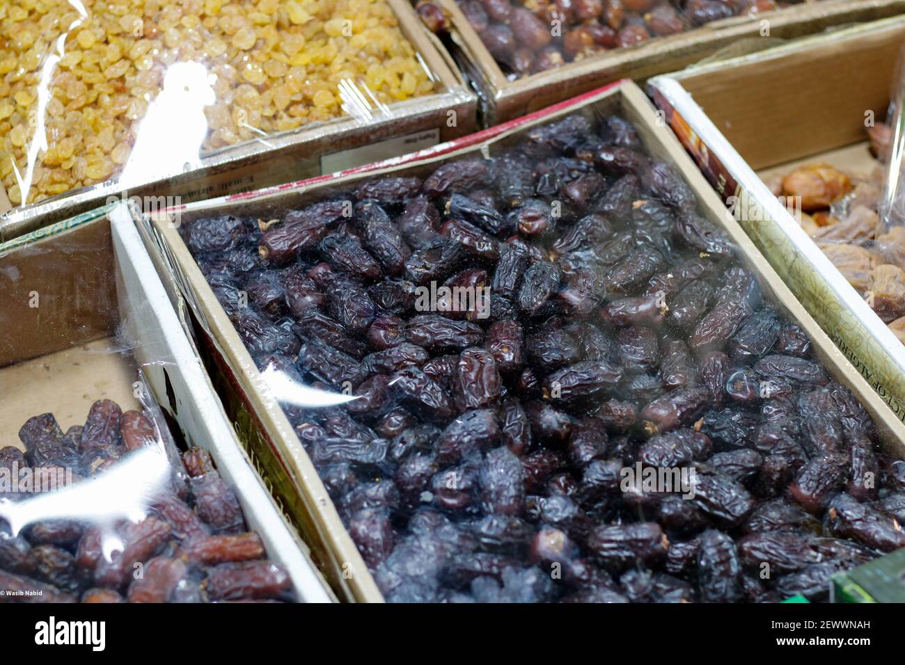 A box with dried dates at a market Stock Photo - Alamy