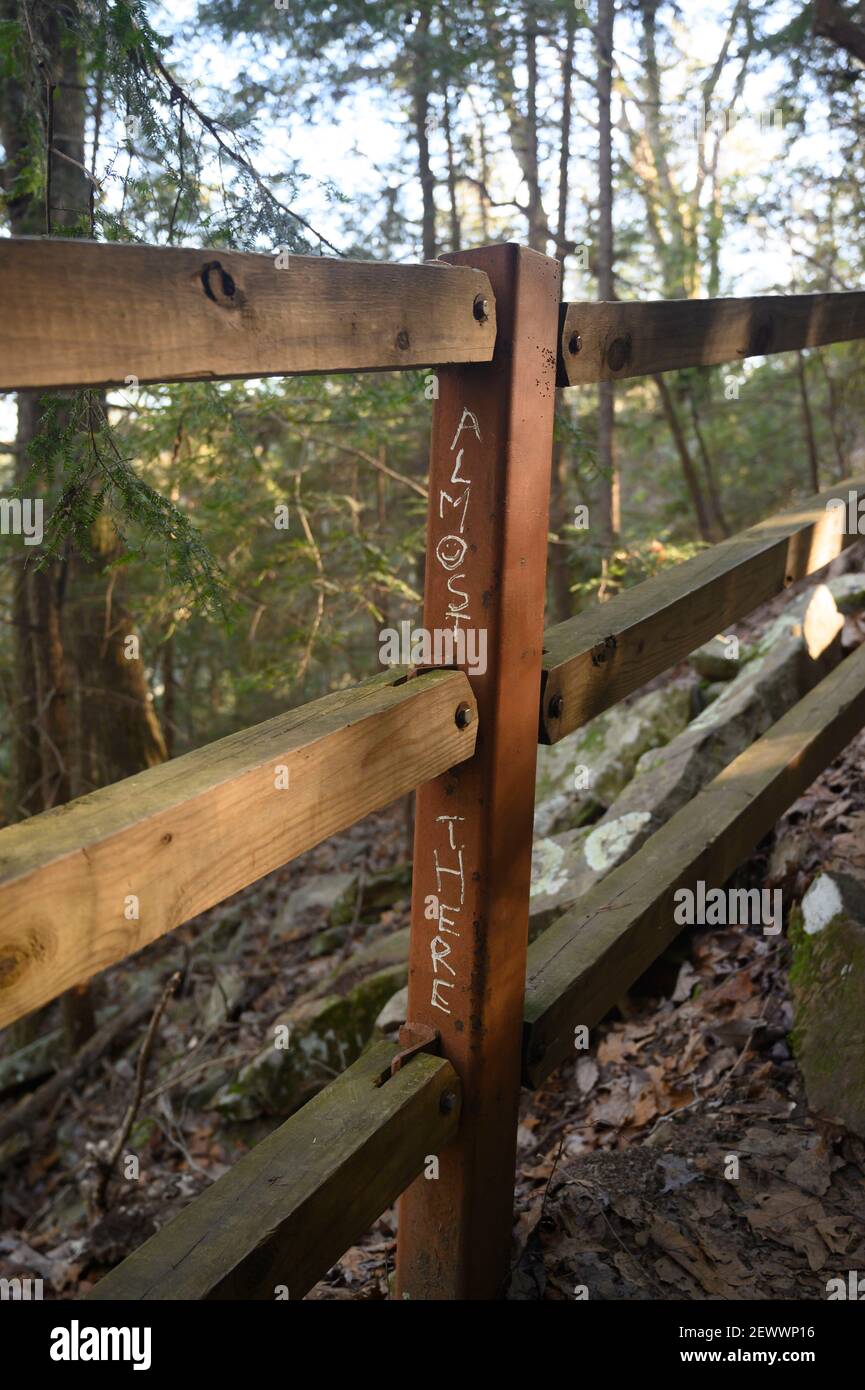 Hiking trail and fence hi-res stock photography and images - Alamy