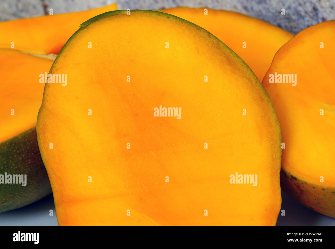 Platter of cut Kent mango fruit Stock Photo - Alamy