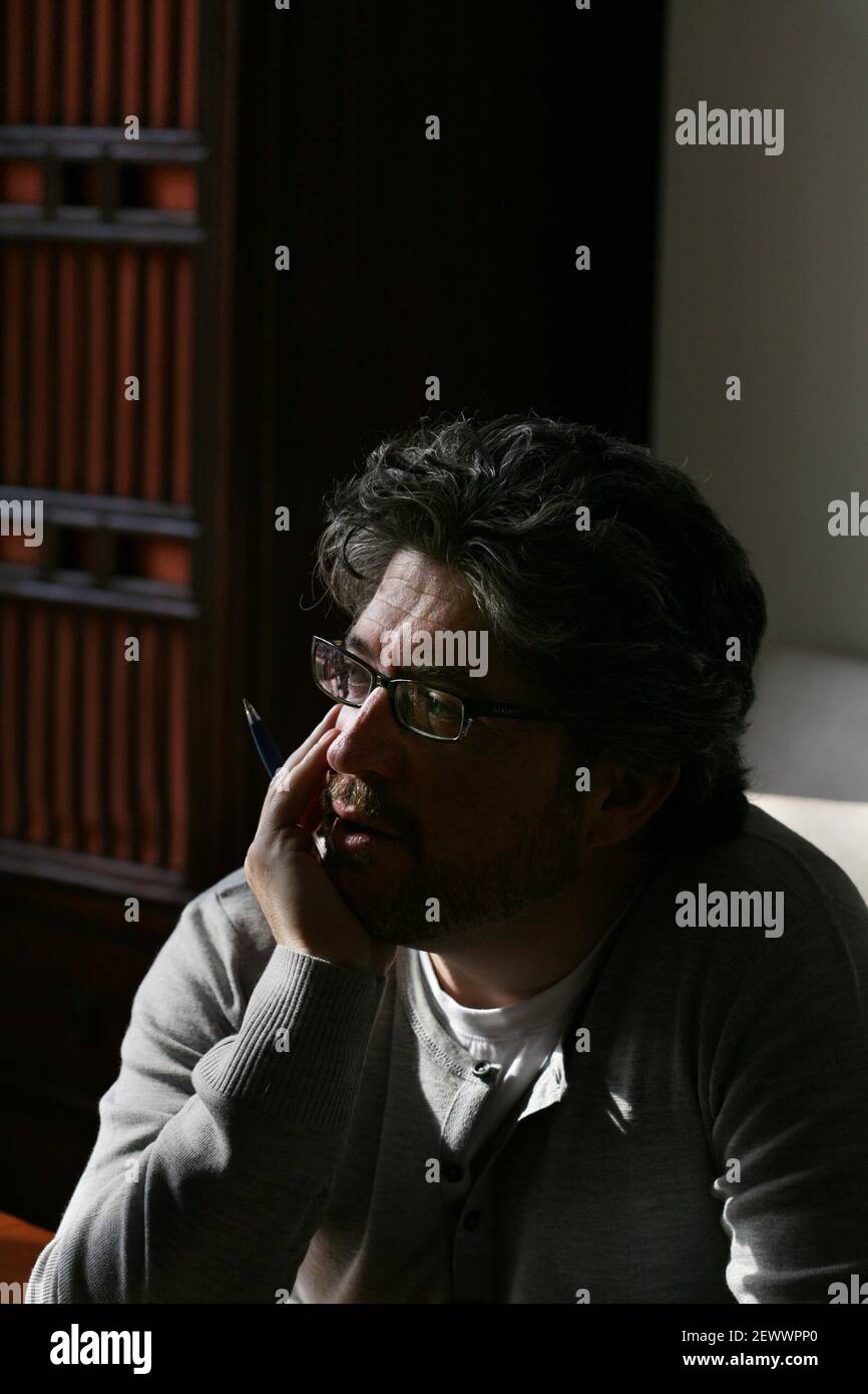 THE AUTHOR PETER GODWIN,LONDON,2/3/07 TOM PILSTON Stock Photo - Alamy