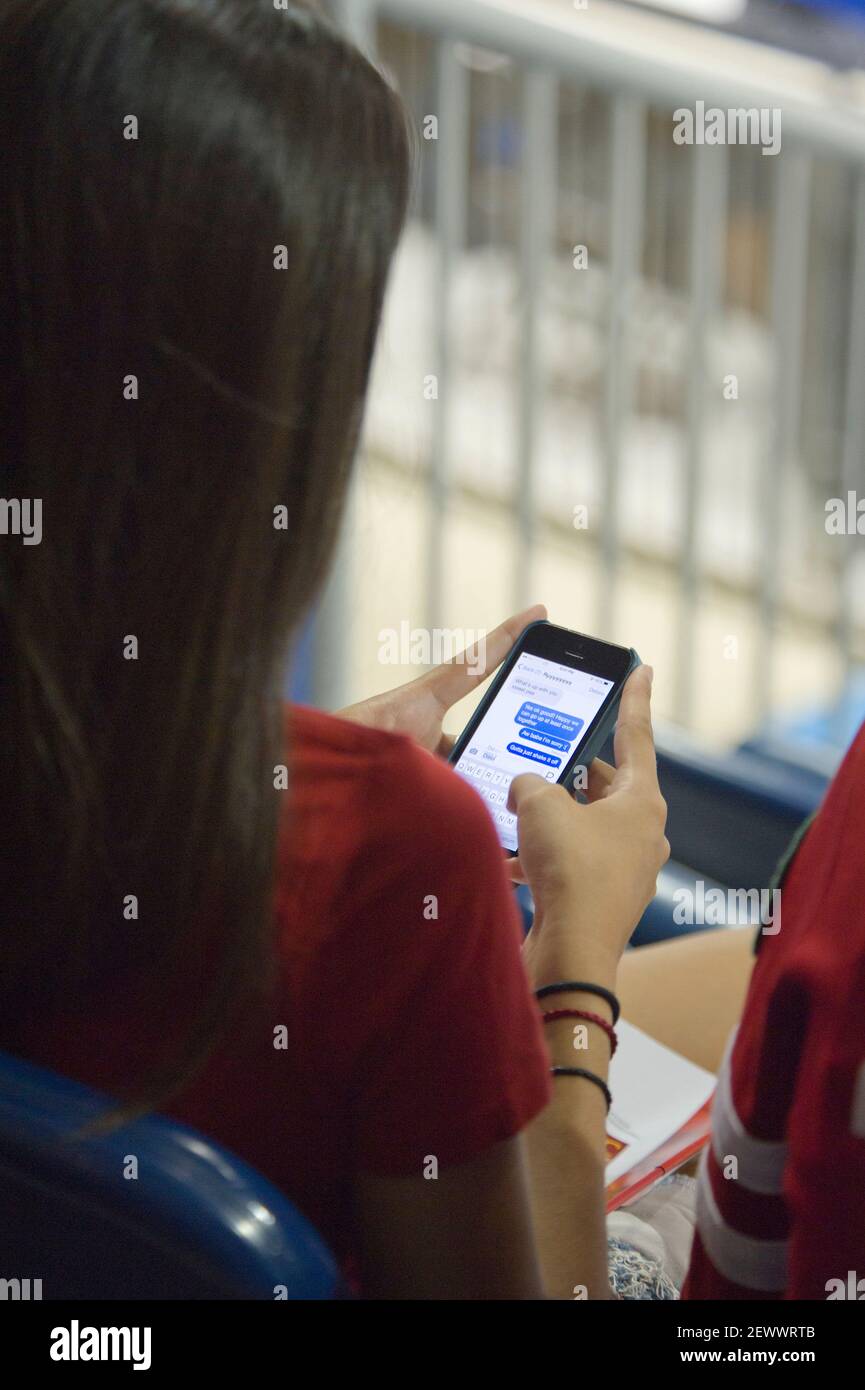 girl texting on the phone Stock Photo - Alamy