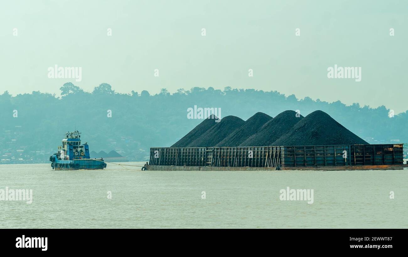 Dragging vessel hi-res stock photography and images - Alamy