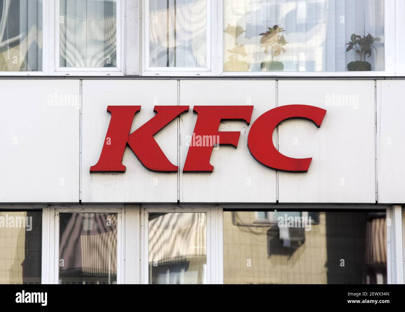 Kfc kentucky fried chicken logo hi-res stock photography and images - Alamy