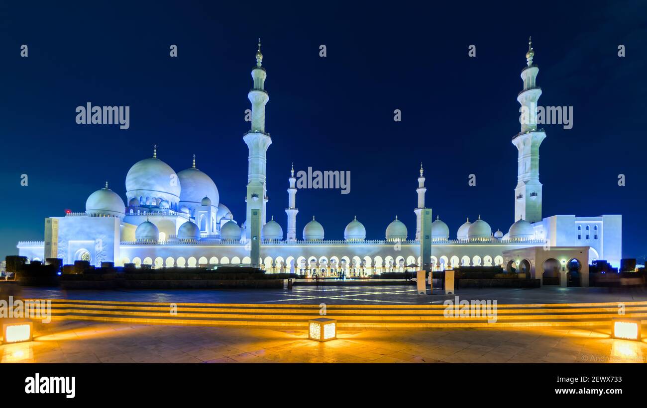 An amazing Sheikh Zayed Grand Mosque at night in Abu Dhabi, UAE Stock ...