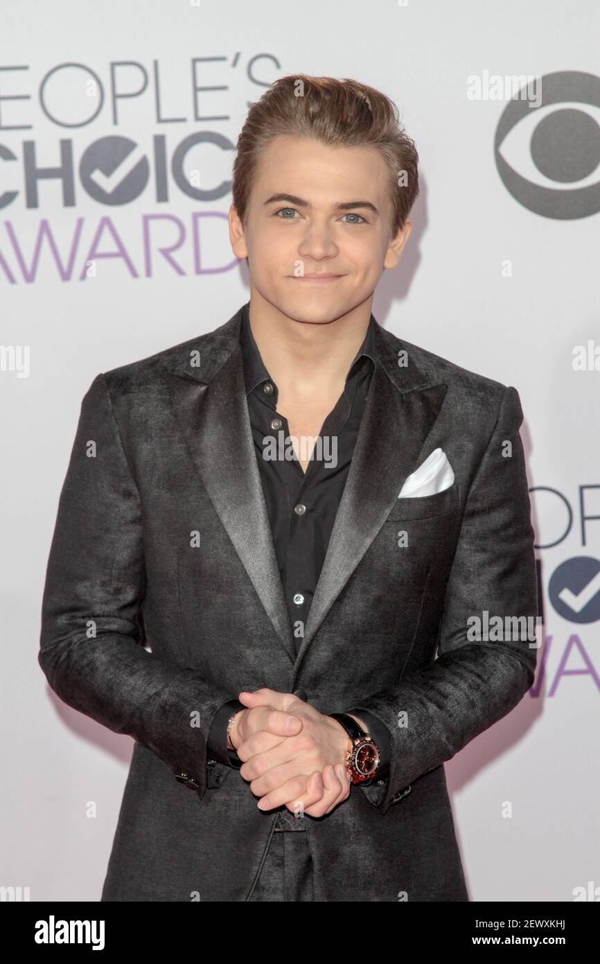 Recording artist Hunter Hayes arrives at the 2015 People's Choice ...