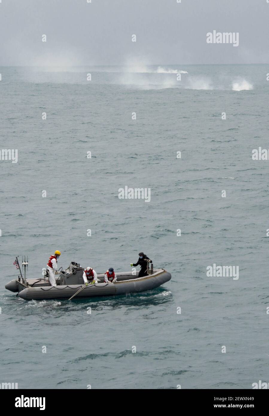 Java Sea (Jan. 4, 2015) The recovery team from the Arleigh Burke-class ...