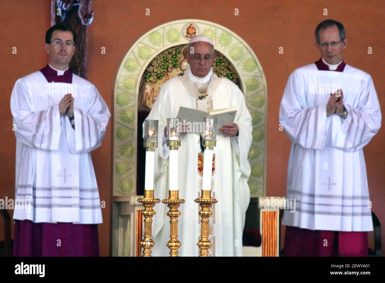 Pope Francis (center) during his â€œConcluding Massâ€ for the Filipino in Rizal Park [Luneta ...