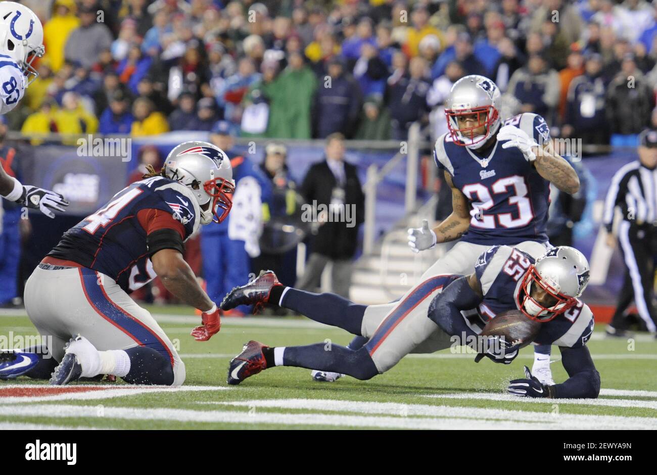 New England Patriots cornerback Kyle Arrington (25) grabs the ball in ...