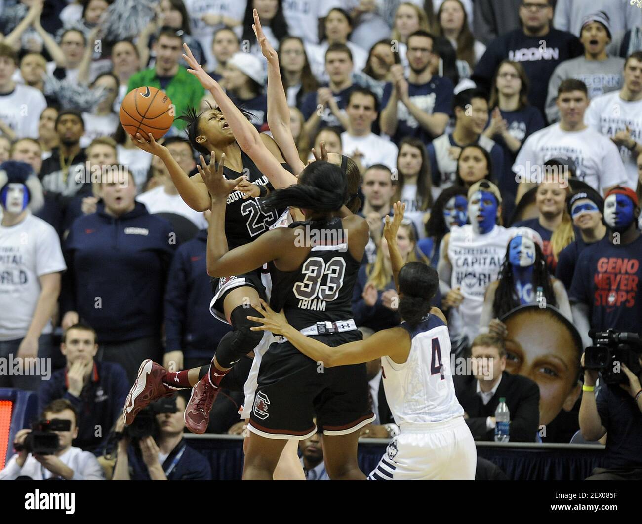 South Carolina Gamecocks guard Tiffany Mitchell (25) drives to the hoop ...