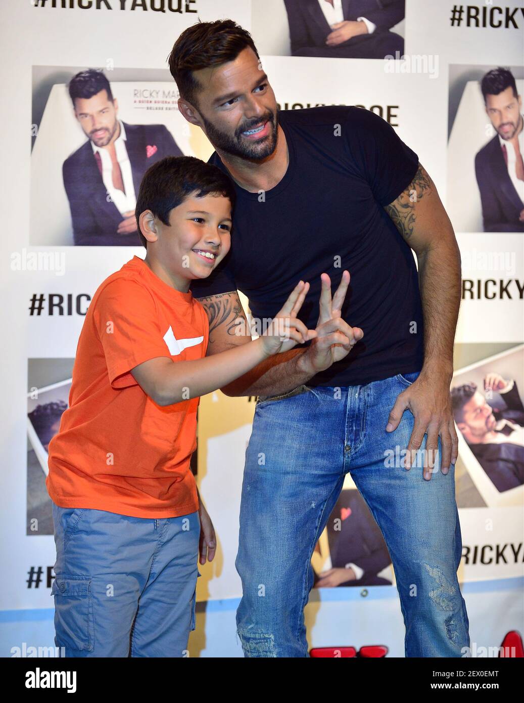 Ricky Martin meets and greets fans at BrandsMart USA Miami Beach ...