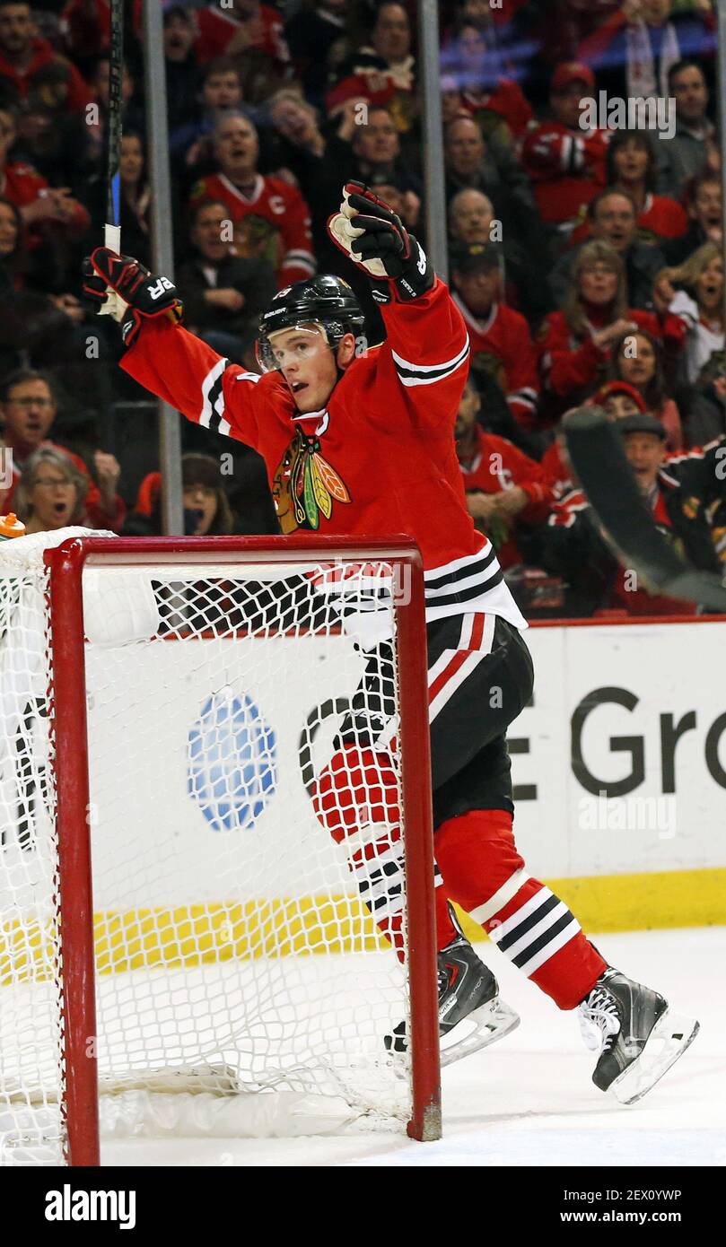 The Chicago Blackhawks' Jonathan Toews (19) scores against the Boston ...