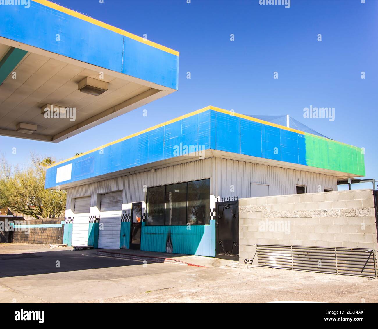 Roll up doors hi-res stock photography and images - Alamy