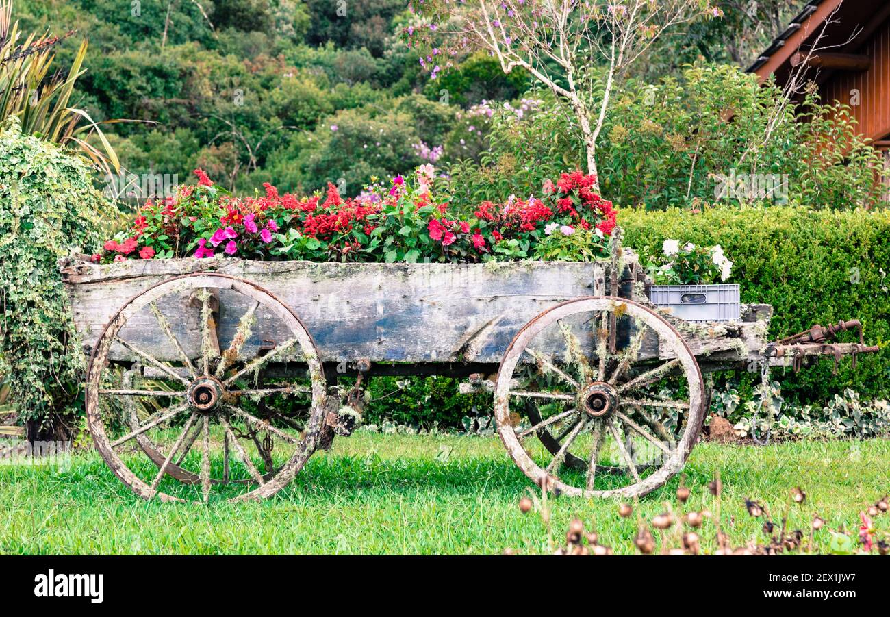 Wagon flowers hi-res stock photography and images - Alamy