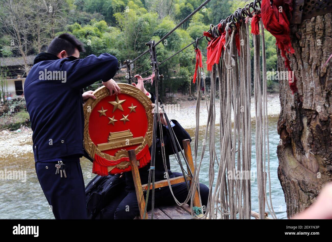 The judge ride zip-line to handle a case in remote mountains in Fengjie ...