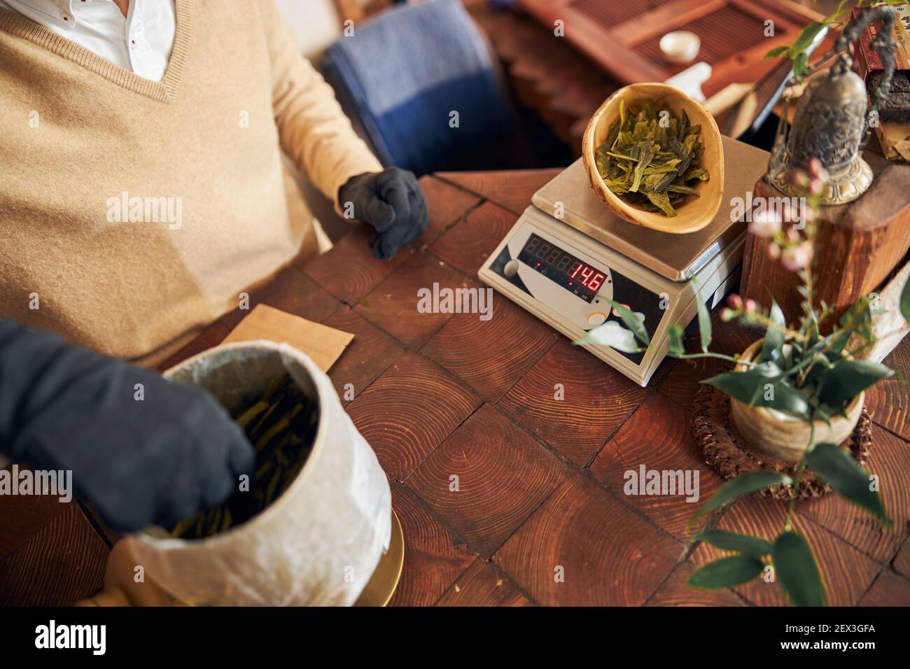 Weighing the tea hi-res stock photography and images - Alamy