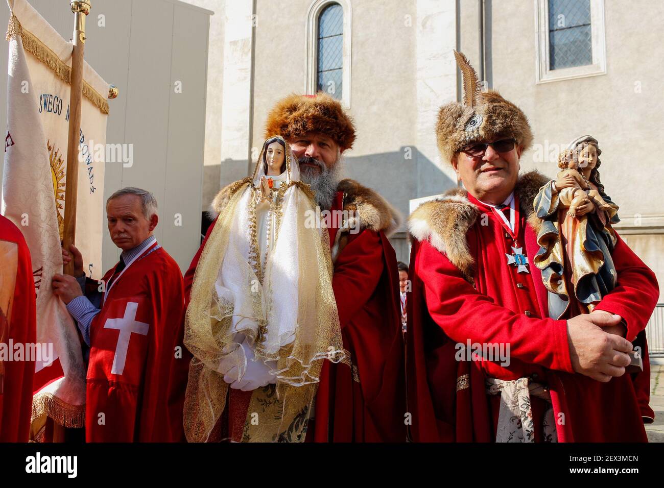 Around hundred faithful Poles, Cavalry of Jesus Christ the King, visit ...