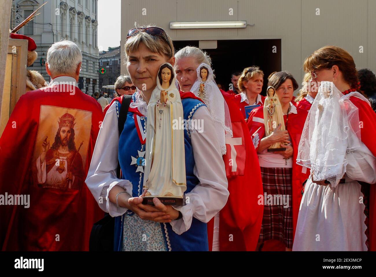 Around hundred faithful Poles, Cavalry of Jesus Christ the King, visit ...