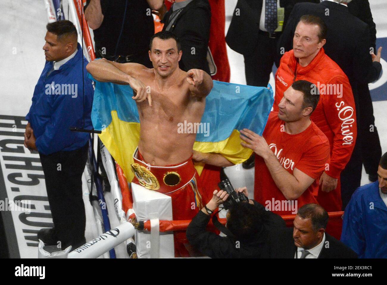 Wladimir Klitschko salutes gathered boxing enthusiasts after winning ...