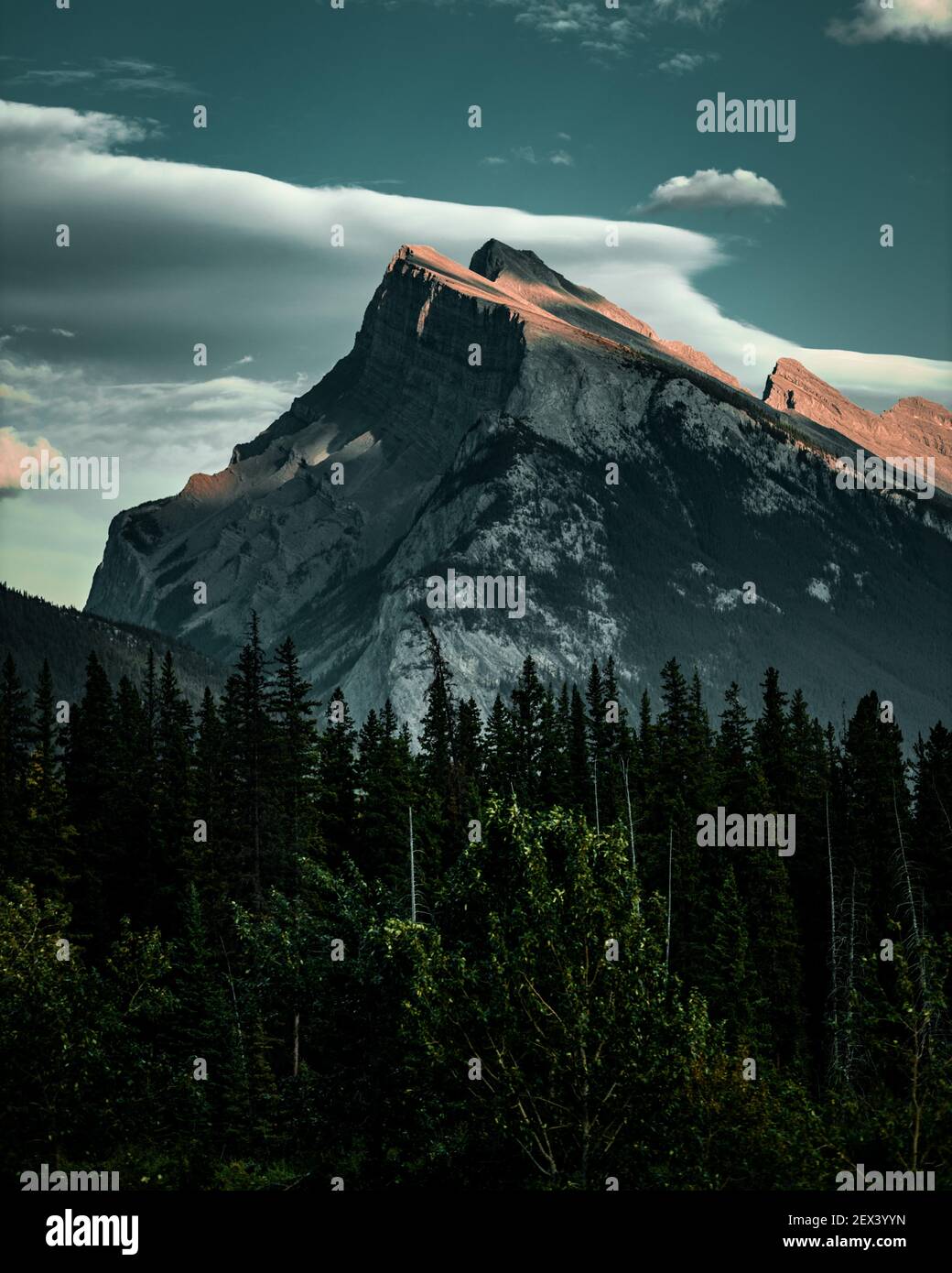 Moraine lake banff national park 2020 hi-res stock photography and ...