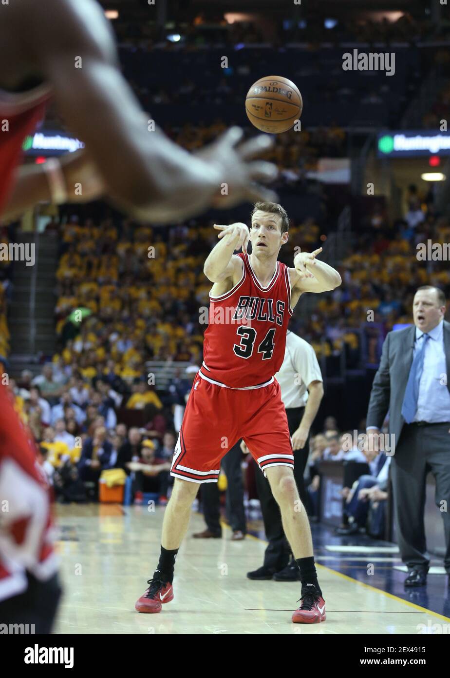 Chicago Bulls forward Mike Dunleavy (34) passes the ball during the ...