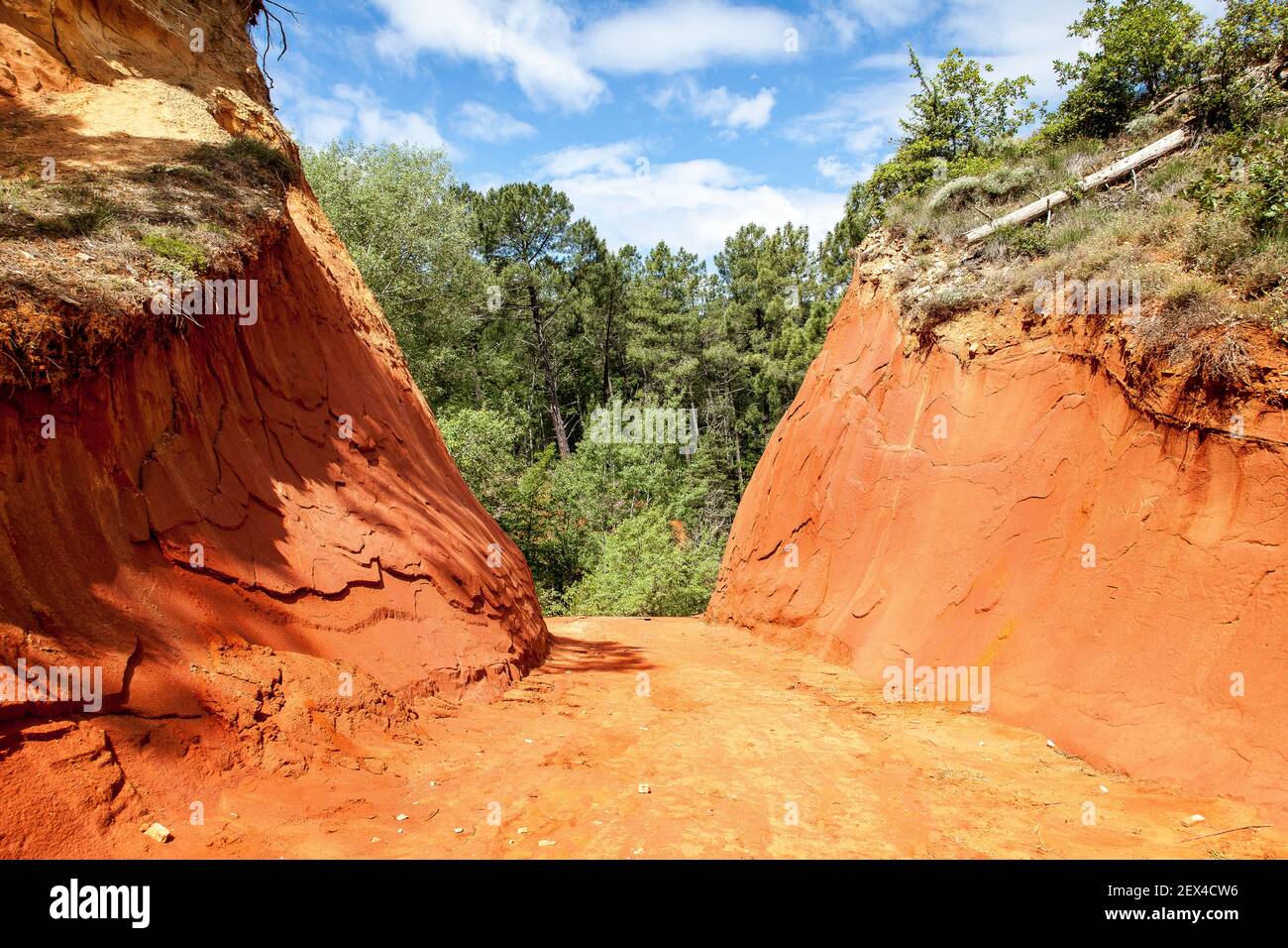 Luberon ochre massif, Rustrel, Provence, France Stock Photo - Alamy