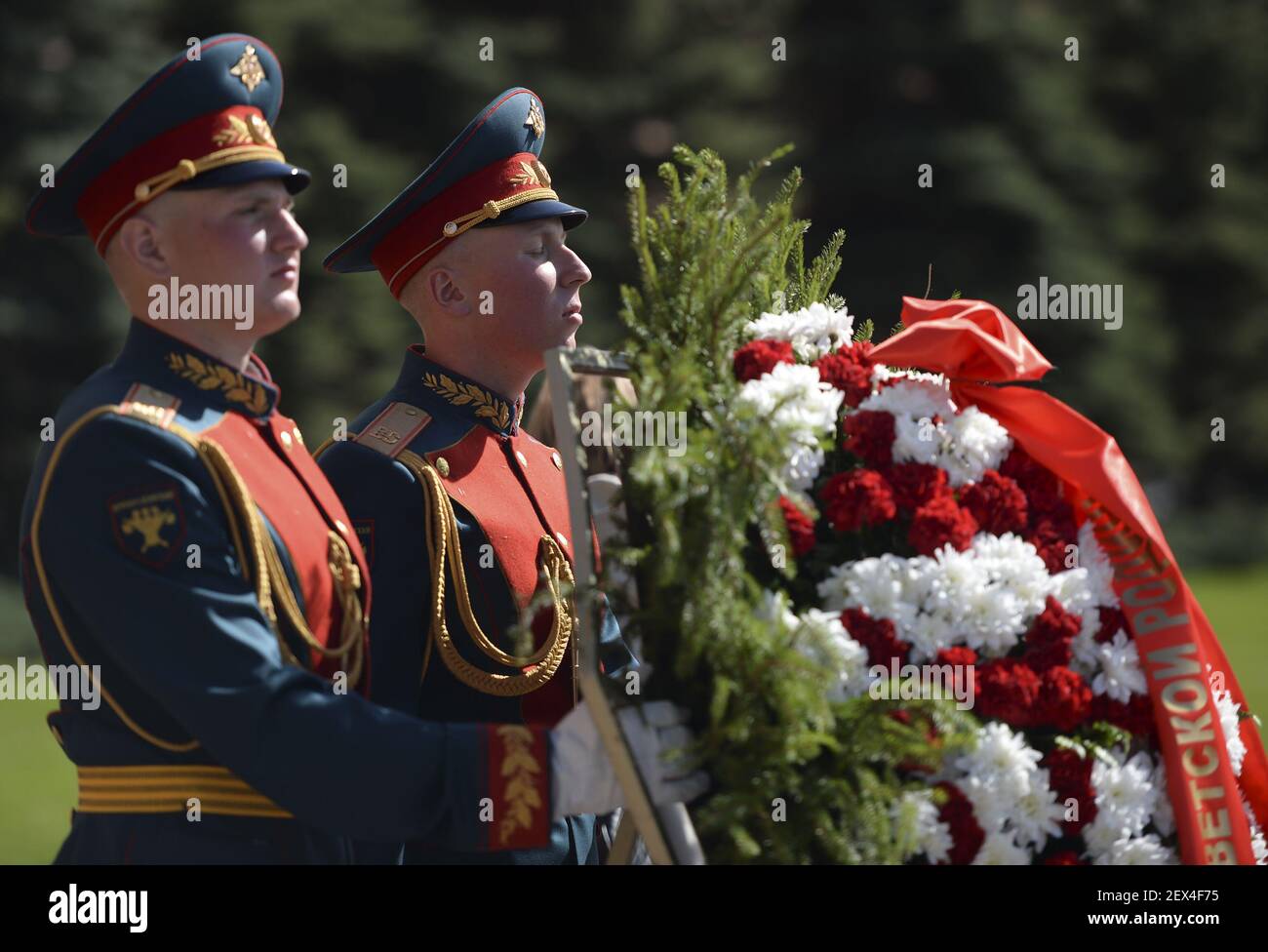 Members of the Kremlin Regiment at the Tomb of the Unknown Soldier ...