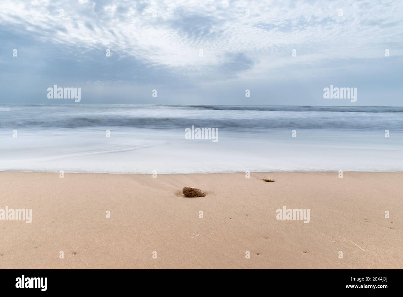 Smooth waves on sand beach in France - Atlantic Ocean Stock Photo - Alamy