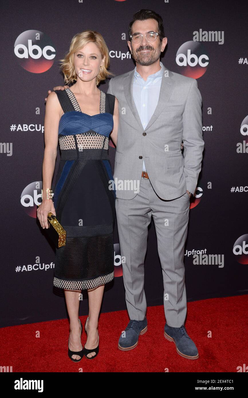 (L-R) Actors Julie Bowen and Ty Burrell attend the 2015 ABC Upfront at ...