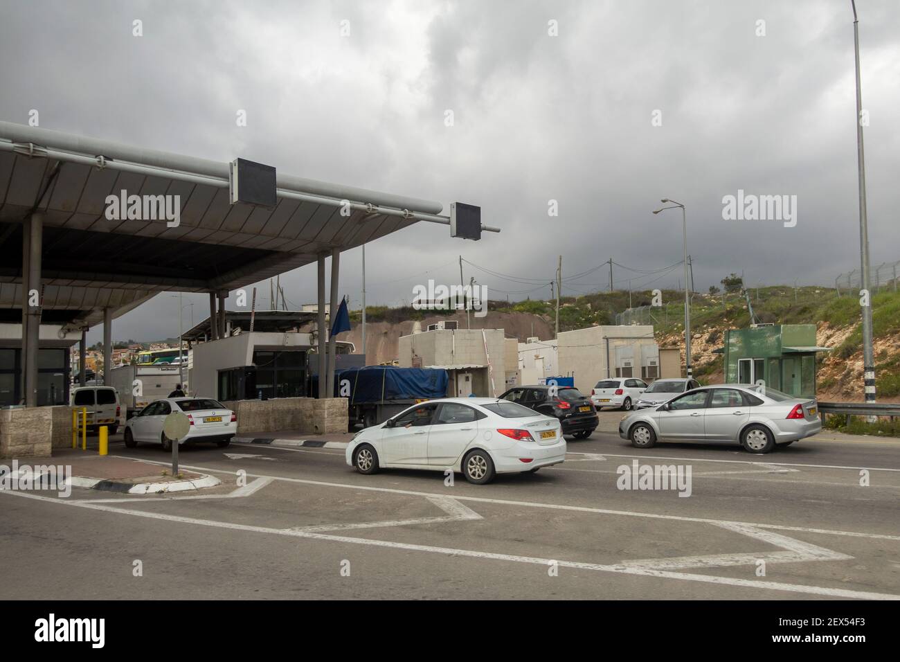 Hizma checkpoint hi-res stock photography and images - Alamy