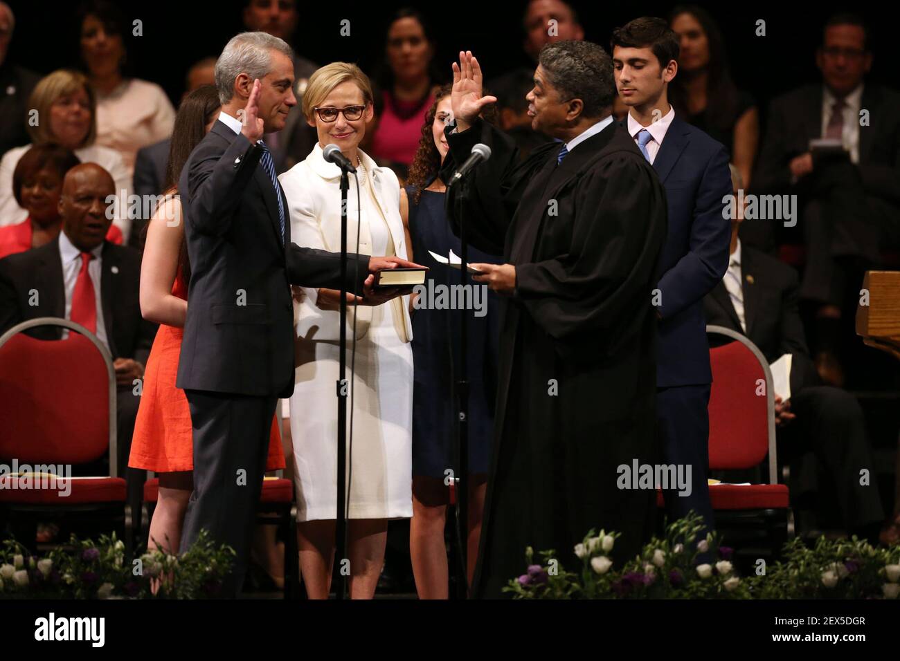 Chicago Mayor Rahm Emanuel is sworn in by Cook County Chief Judge ...