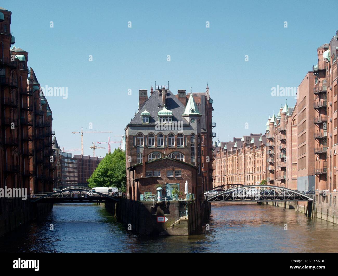 Little moated castle hi-res stock photography and images - Alamy
