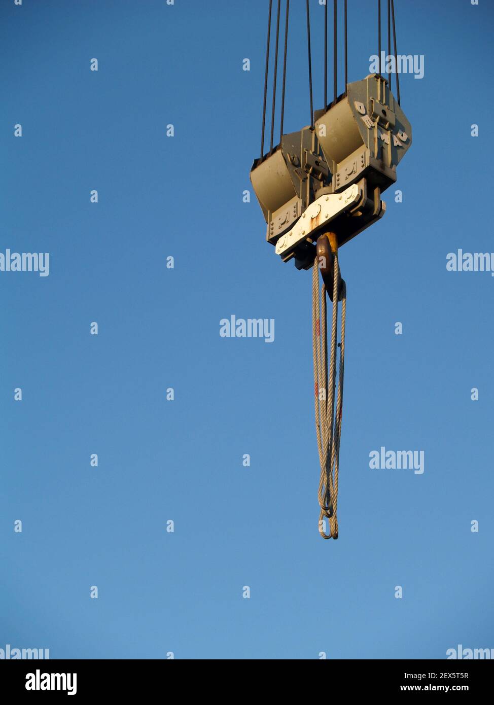 Crane arm and hook hi-res stock photography and images - Alamy