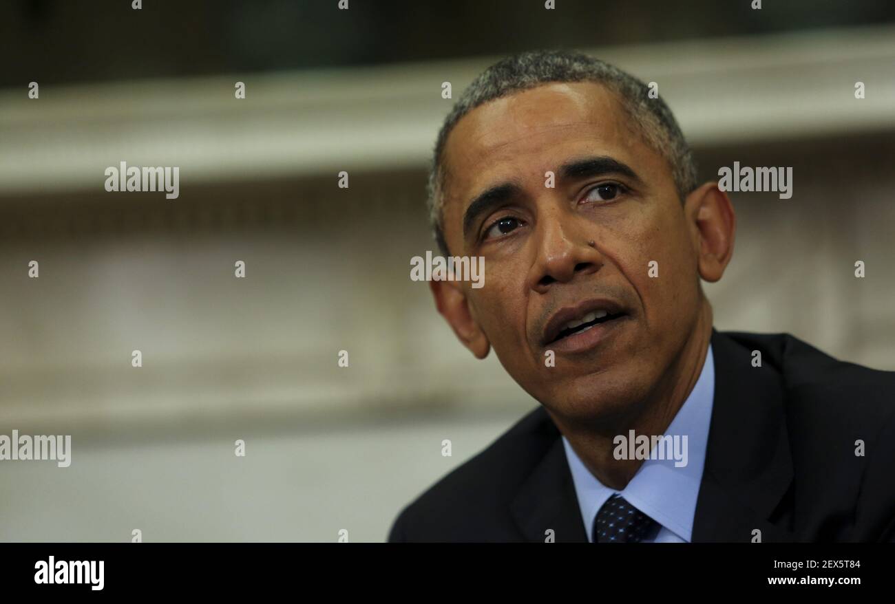 US President Barack Obama meets with Attorney General Lynch in the Oval ...