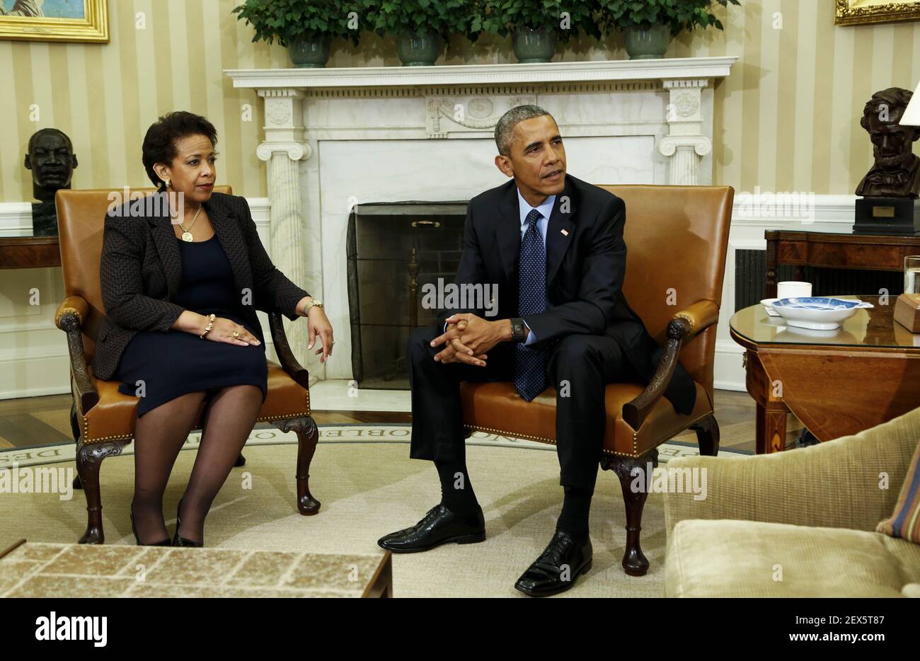 US President Barack Obama meets with Attorney General Lynch in the Oval ...