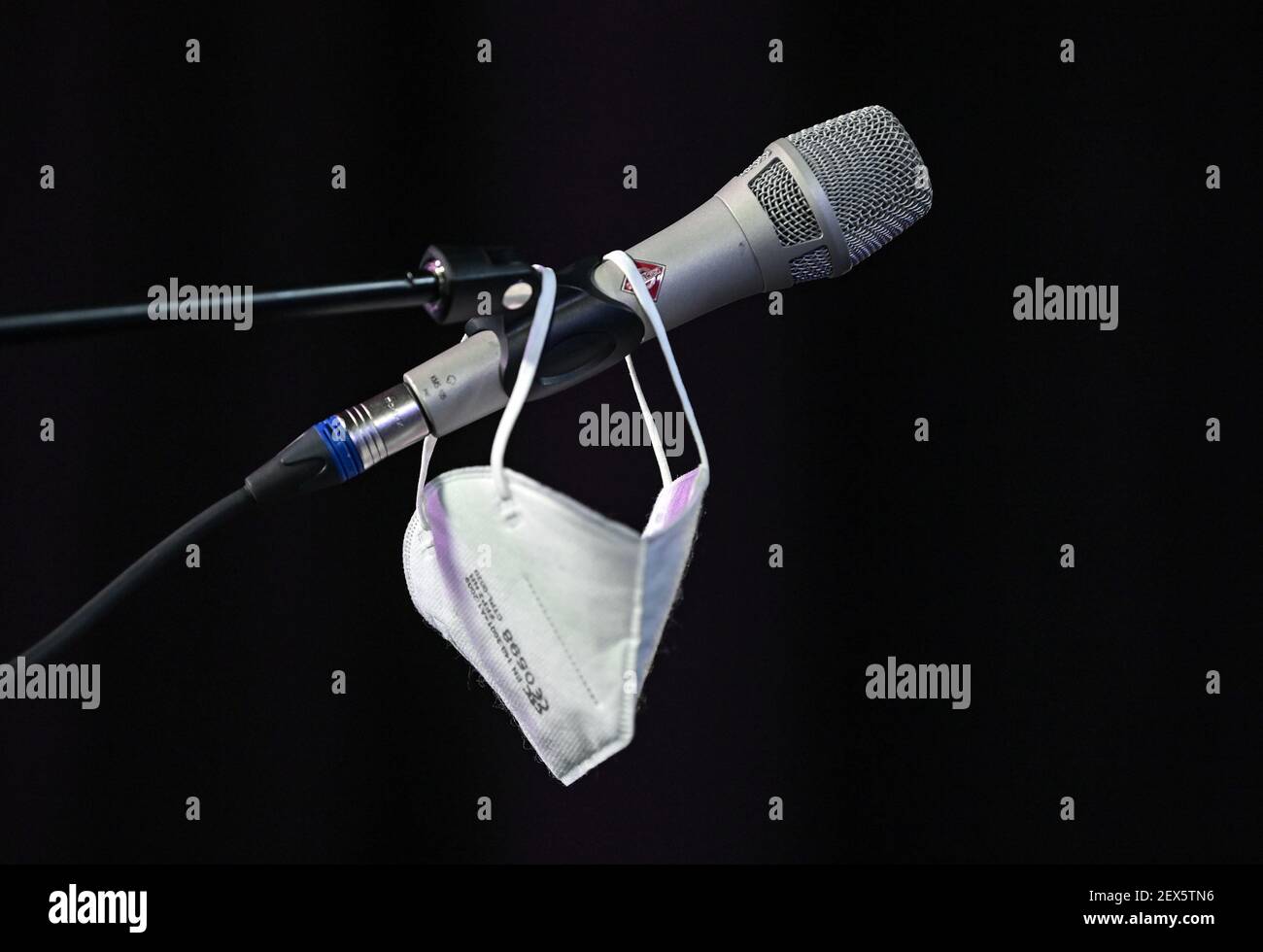 Singers microphone hi-res stock photography and images - Alamy